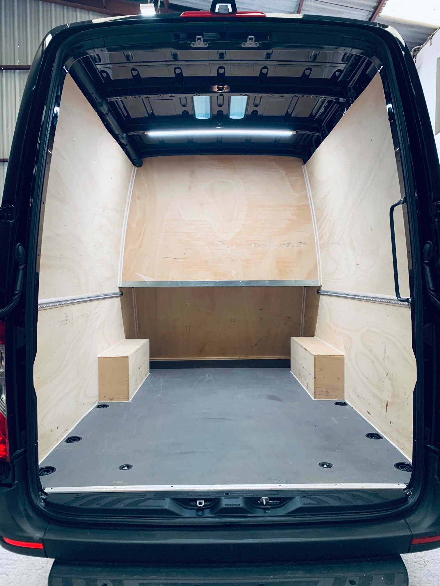 Mercedes Sprinter XL- 7 places – Where The Action Is